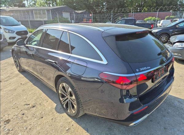 Zils Mercedes-Benz E 300 2024 Klaipėda, ar dzinēja tilpumu 1.99 L un nobraukumu 72 tūkst. km par 18900 €, foto 3 vietnē AUTOMOTO.COM.LV