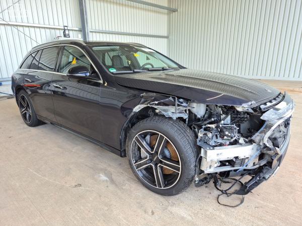 Zils Mercedes-Benz E 300 2025 Viļņa, ar dzinēja tilpumu 2.00 L un nobraukumu 8 tūkst. km par 39000 €, foto 4 vietnē AUTOMOTO.COM.LV