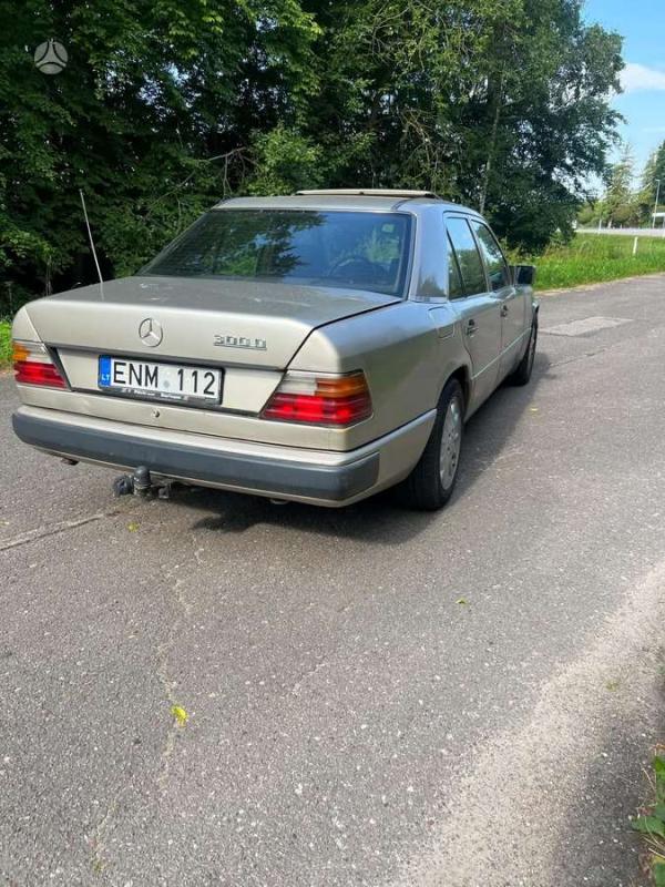 Brūns Mercedes-Benz E 300 1987 Širvintos, ar dzinēja tilpumu 3.00 L un nobraukumu 212 tūkst. km par 2950 €, foto 7 vietnē AUTOMOTO.COM.LV