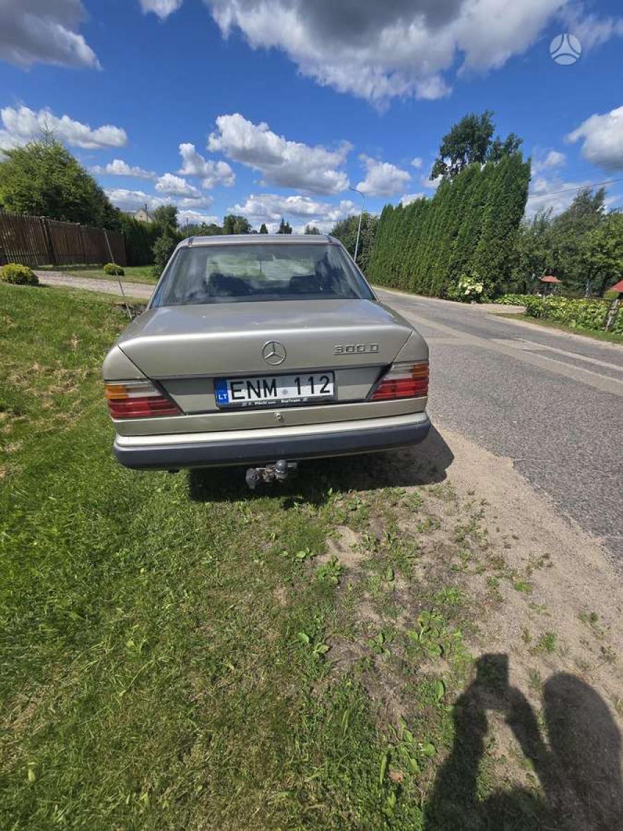 Brūns Mercedes-Benz E 300 1987 Širvintos, ar dzinēja tilpumu 3.00 L un nobraukumu 212 tūkst. km par 2950 €, foto 11 vietnē AUTOMOTO.COM.LV