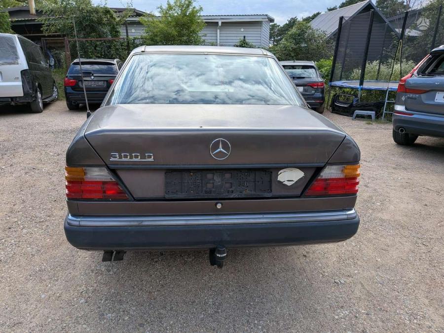 Brūns Mercedes-Benz E 300 1992 Utena, ar dzinēja tilpumu 3.00 L un nobraukumu 260 tūkst. km par 3950 €, foto 8 vietnē AUTOMOTO.COM.LV