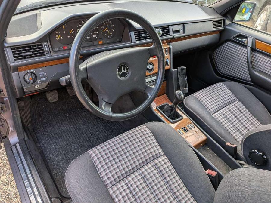 Brūns Mercedes-Benz E 300 1992 Utena, ar dzinēja tilpumu 3.00 L un nobraukumu 260 tūkst. km par 3950 €, foto 15 vietnē AUTOMOTO.COM.LV