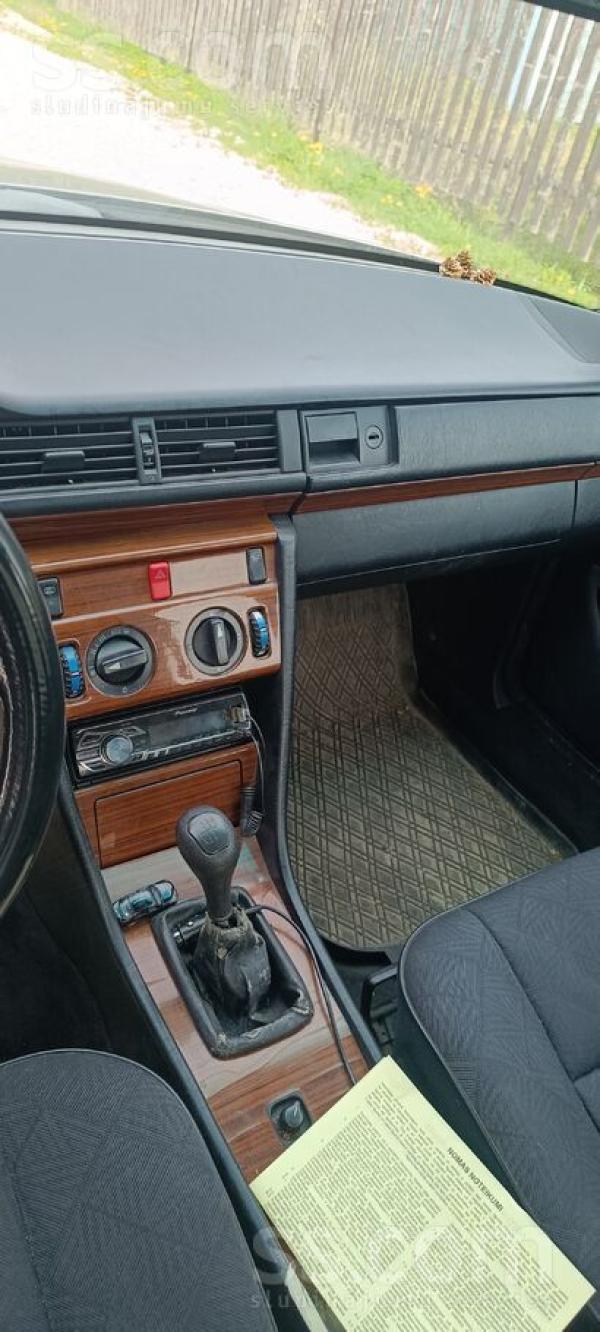 Brown Mercedes-Benz E 300 1993 in Riga, with an engine capacity of 3.00 L and mileage of 444 thousand km for 3300 €, photo 8 on AUTOMOTO.COM.LV