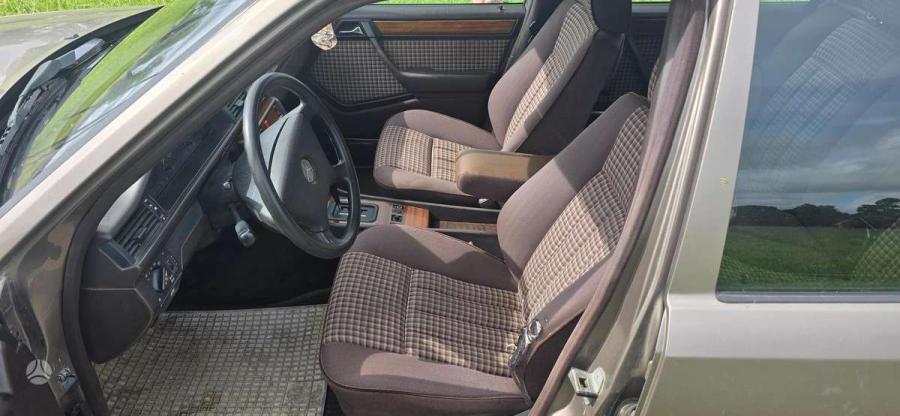 Brown Mercedes-Benz E 300 1992 in Taurage, with an engine capacity of 3.00 L and mileage of 376 thousand km for 5200 €, photo 7 on AUTOMOTO.COM.LV