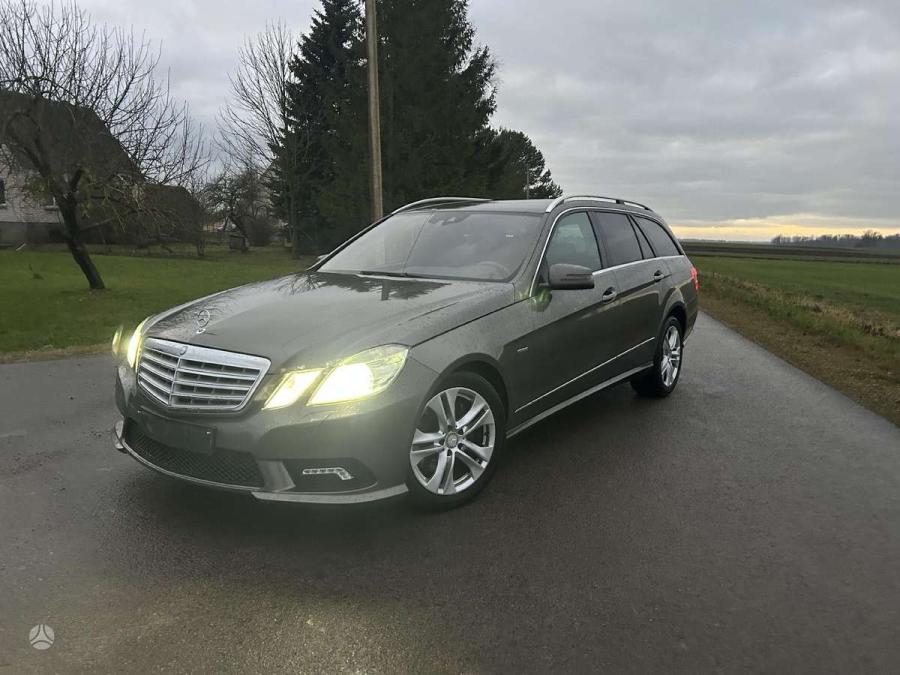 Brown Mercedes-Benz E 300 2010 in Pakruojis, with an engine capacity of 2.99 L and mileage of 320 thousand km for 5650 €, photo 2 on AUTOMOTO.COM.LV