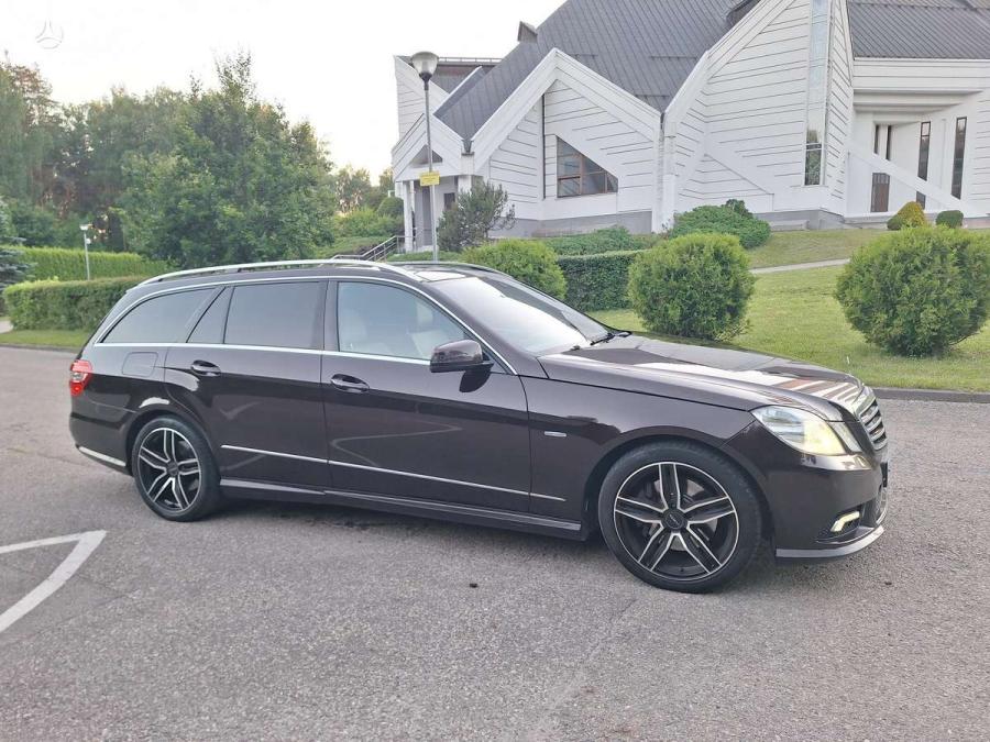 Brown Mercedes-Benz E 300 2010 in Elektrenai, with an engine capacity of 3.00 L and mileage of 299 thousand km for 4590 €, photo 4 on AUTOMOTO.COM.LV