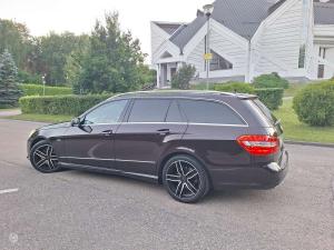 Brown Mercedes-Benz E 300 2010 in Elektrenai, with an engine capacity of 3.00 L and mileage of 299 thousand km for 4590 €, photo 5 on AUTOMOTO.COM.LV
