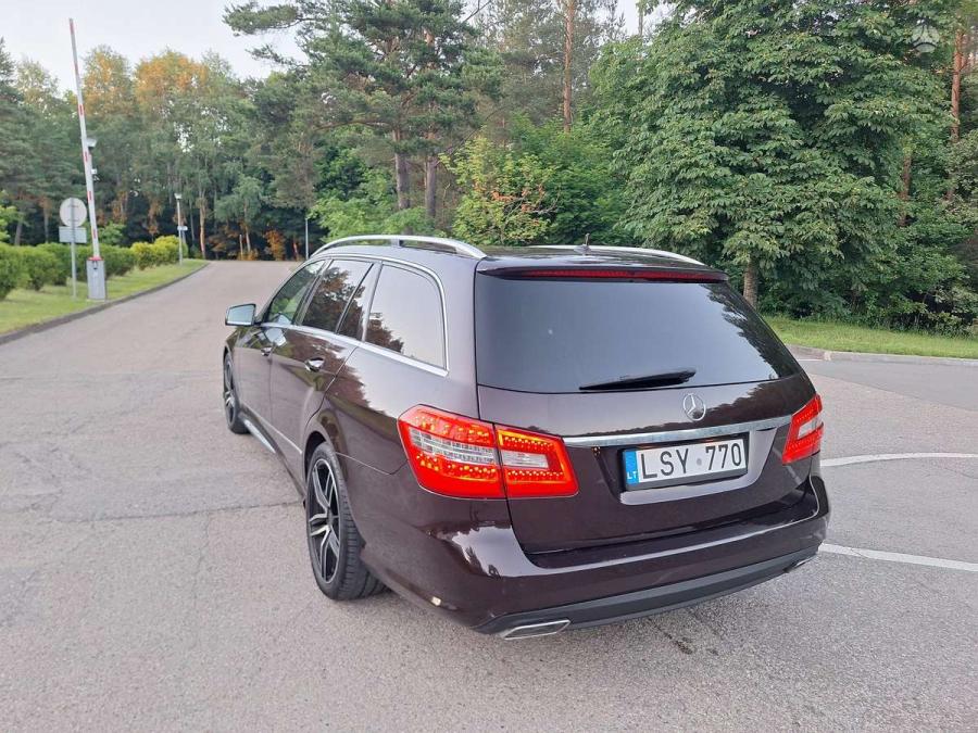 Brown Mercedes-Benz E 300 2010 in Elektrenai, with an engine capacity of 3.00 L and mileage of 299 thousand km for 4590 €, photo 8 on AUTOMOTO.COM.LV