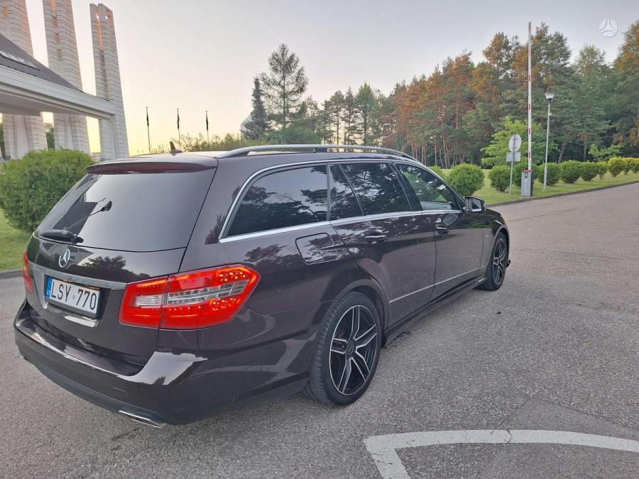 Brown Mercedes-Benz E 300 2010 in Elektrenai, with an engine capacity of 3.00 L and mileage of 299 thousand km for 4590 €, photo 14 on AUTOMOTO.COM.LV
