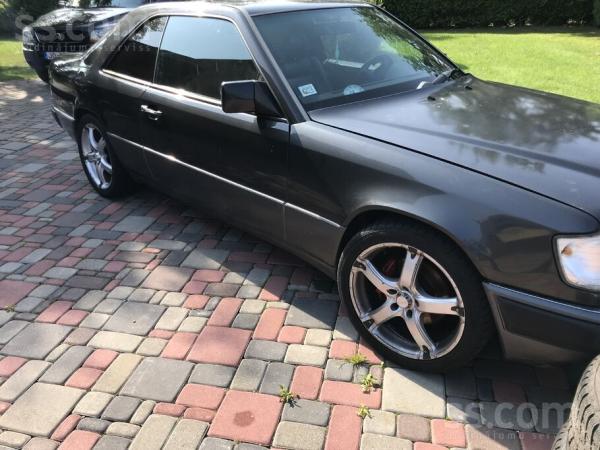 Grey Mercedes-Benz E 300 1993 in Riga, with an engine capacity of 3.00 L and mileage of 365 thousand km for 5890 €, photo 4 on AUTOMOTO.COM.LV