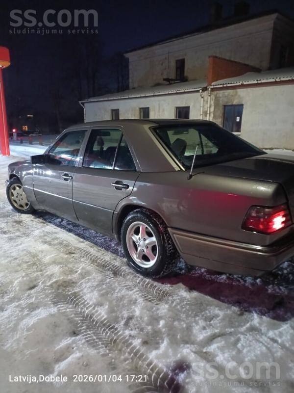 Pelēks Mercedes-Benz E 300 1993 Dobele, ar dzinēja tilpumu 3.00 L un nobraukumu 450 tūkst. km par 2000 €, foto 1 vietnē AUTOMOTO.COM.LV