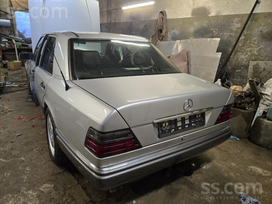 Pelēks Mercedes-Benz E 300 1995 Jelgava, ar dzinēja tilpumu 3.00 L un nobraukumu 457 tūkst. km par 6900 €, foto 30 vietnē AUTOMOTO.COM.LV