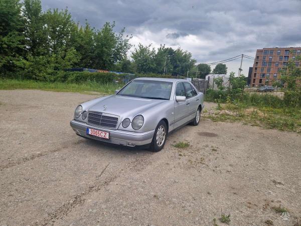 Pelēks Mercedes-Benz E 300 1996 Viļņa, ar dzinēja tilpumu 3.00 L un nobraukumu 293 tūkst. km par 2950 €, foto 1 vietnē AUTOMOTO.COM.LV