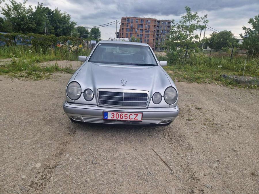 Pelēks Mercedes-Benz E 300 1996 Viļņa, ar dzinēja tilpumu 3.00 L un nobraukumu 293 tūkst. km par 2950 €, foto 3 vietnē AUTOMOTO.COM.LV