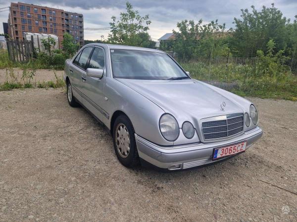 Pelēks Mercedes-Benz E 300 1996 Viļņa, ar dzinēja tilpumu 3.00 L un nobraukumu 293 tūkst. km par 2950 €, foto 3 vietnē AUTOMOTO.COM.LV