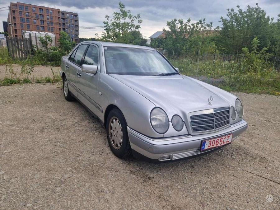 Pelēks Mercedes-Benz E 300 1996 Viļņa, ar dzinēja tilpumu 3.00 L un nobraukumu 293 tūkst. km par 2950 €, foto 4 vietnē AUTOMOTO.COM.LV