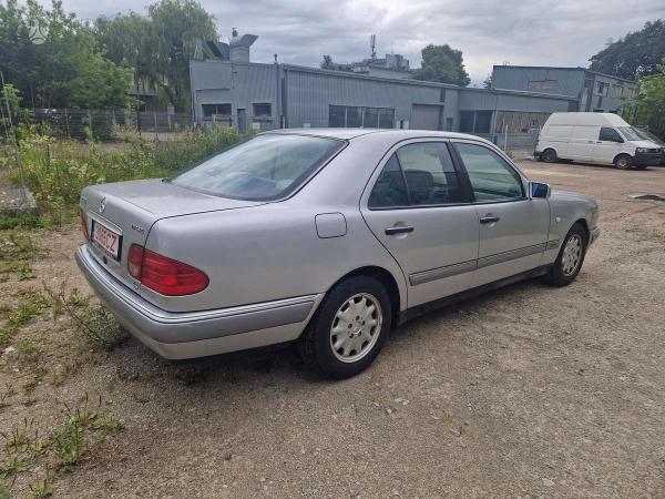 Pelēks Mercedes-Benz E 300 1996 Viļņa, ar dzinēja tilpumu 3.00 L un nobraukumu 293 tūkst. km par 2950 €, foto 4 vietnē AUTOMOTO.COM.LV