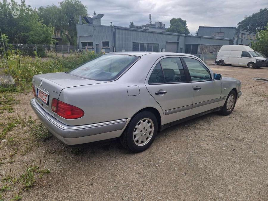 Pelēks Mercedes-Benz E 300 1996 Viļņa, ar dzinēja tilpumu 3.00 L un nobraukumu 293 tūkst. km par 2950 €, foto 5 vietnē AUTOMOTO.COM.LV