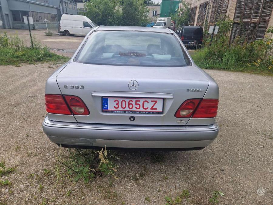 Pelēks Mercedes-Benz E 300 1996 Viļņa, ar dzinēja tilpumu 3.00 L un nobraukumu 293 tūkst. km par 2950 €, foto 6 vietnē AUTOMOTO.COM.LV
