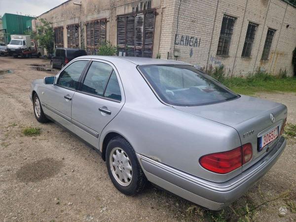 Pelēks Mercedes-Benz E 300 1996 Viļņa, ar dzinēja tilpumu 3.00 L un nobraukumu 293 tūkst. km par 2950 €, foto 6 vietnē AUTOMOTO.COM.LV