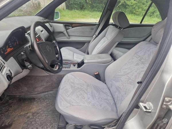 Pelēks Mercedes-Benz E 300 1996 Viļņa, ar dzinēja tilpumu 3.00 L un nobraukumu 293 tūkst. km par 2950 €, foto 10 vietnē AUTOMOTO.COM.LV