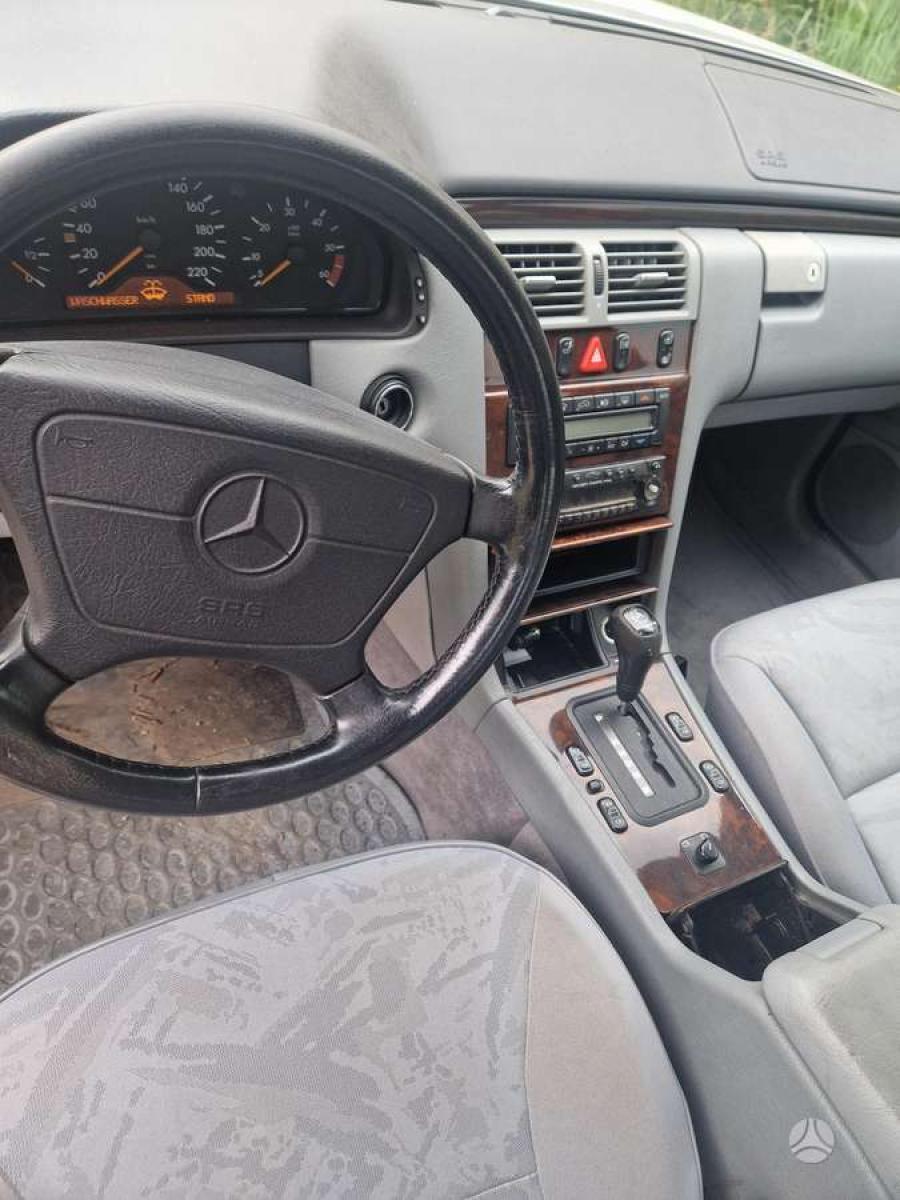 Pelēks Mercedes-Benz E 300 1996 Viļņa, ar dzinēja tilpumu 3.00 L un nobraukumu 293 tūkst. km par 2950 €, foto 12 vietnē AUTOMOTO.COM.LV
