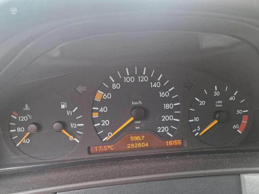 Pelēks Mercedes-Benz E 300 1996 Viļņa, ar dzinēja tilpumu 3.00 L un nobraukumu 293 tūkst. km par 2950 €, foto 13 vietnē AUTOMOTO.COM.LV