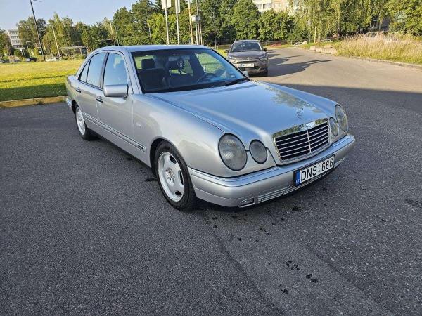 Серый Мерседес Е 300 1998 в Вильнюс, объемом двигателя 3.00 л и пробегом 268 тыс. км за 7500 €, фото 3 на AUTOMOTO.COM.LV