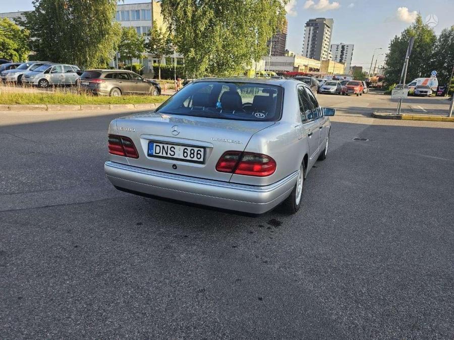Серый Мерседес Е 300 1998 в Вильнюс, объемом двигателя 3.00 л и пробегом 268 тыс. км за 7500 €, фото 10 на AUTOMOTO.COM.LV