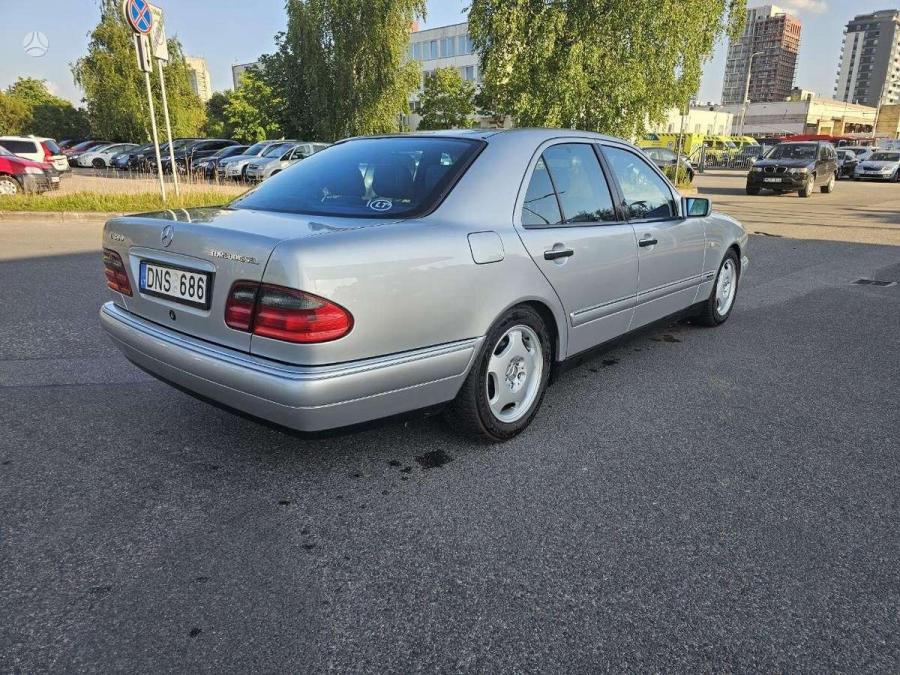 Серый Мерседес Е 300 1998 в Вильнюс, объемом двигателя 3.00 л и пробегом 268 тыс. км за 7500 €, фото 11 на AUTOMOTO.COM.LV