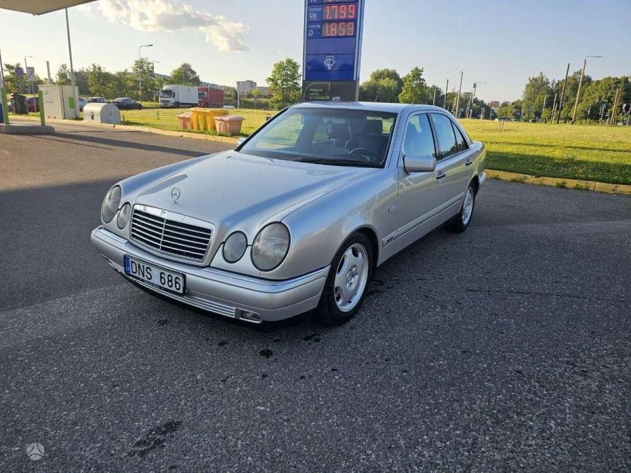 Серый Мерседес Е 300 1998 в Вильнюс, объемом двигателя 3.00 л и пробегом 268 тыс. км за 7500 €, фото 14 на AUTOMOTO.COM.LV