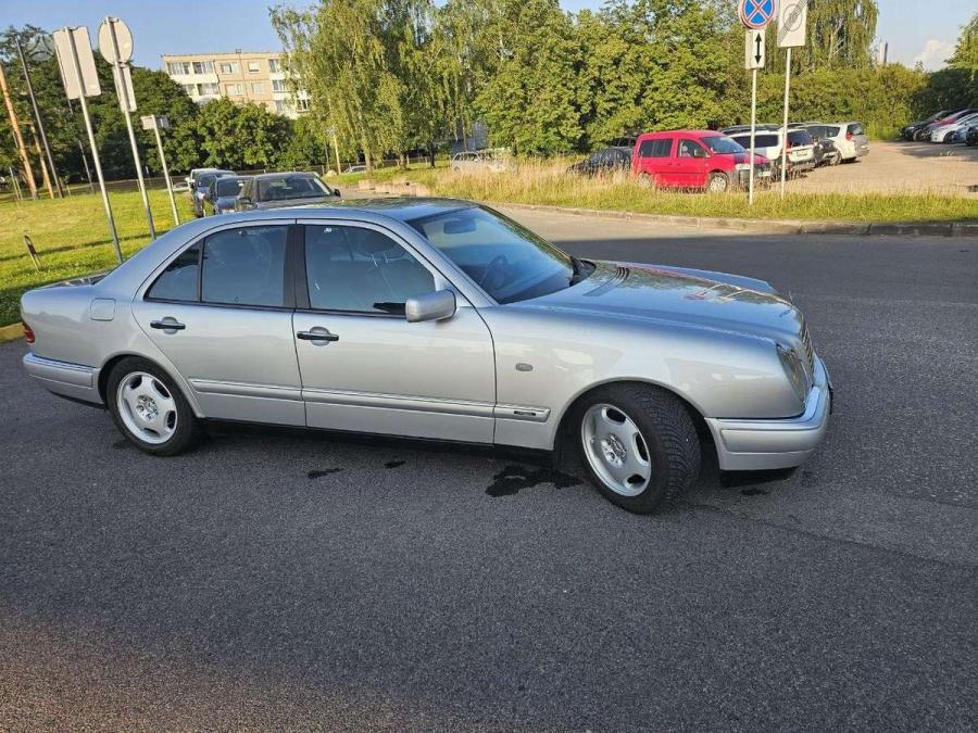 Серый Мерседес Е 300 1998 в Вильнюс, объемом двигателя 3.00 л и пробегом 268 тыс. км за 7500 €, фото 25 на AUTOMOTO.COM.LV