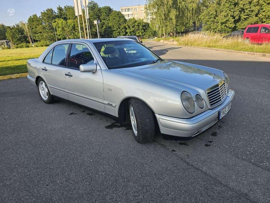Серый Мерседес Е 300 1998 в Вильнюс, объемом двигателя 3.00 л и пробегом 268 тыс. км за 7500 €, фото 27 на AUTOMOTO.COM.LV