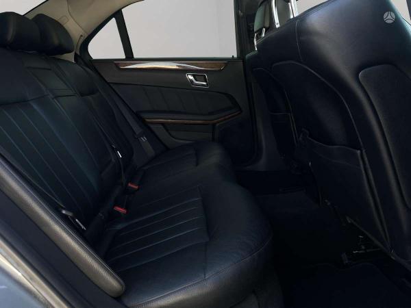Pelēks Mercedes-Benz E 300 2011 Viļņa, ar dzinēja tilpumu 3.00 L un nobraukumu 385 tūkst. km par 6999 €, foto 10 vietnē AUTOMOTO.COM.LV