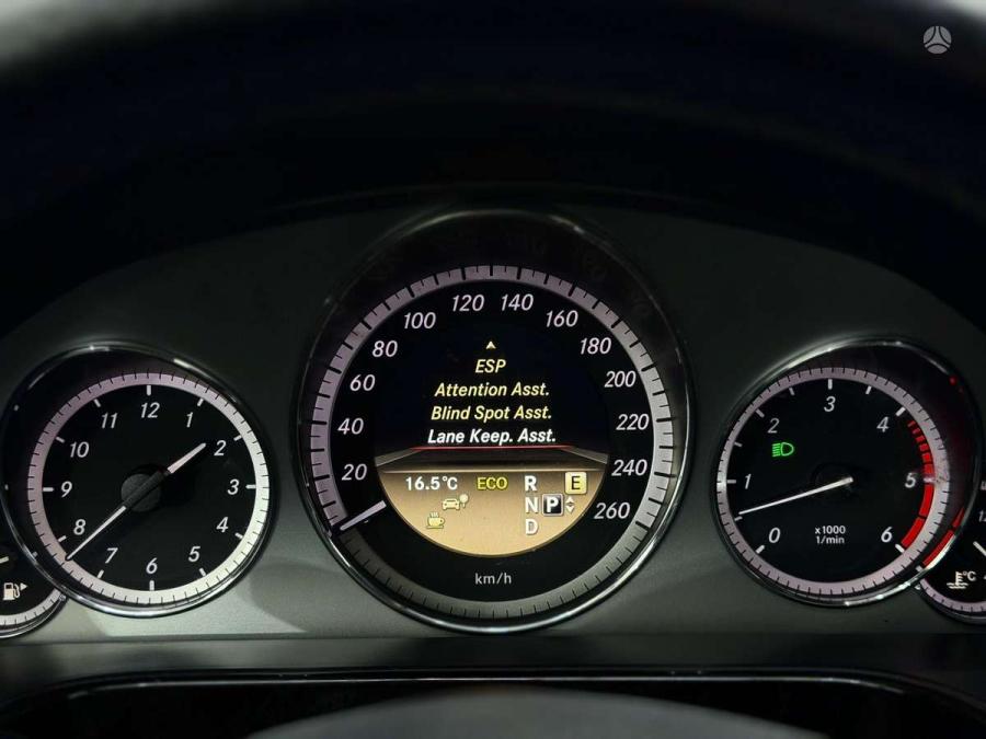 Pelēks Mercedes-Benz E 300 2011 Viļņa, ar dzinēja tilpumu 2.99 L un nobraukumu 246 tūkst. km par 6990 €, foto 29 vietnē AUTOMOTO.COM.LV