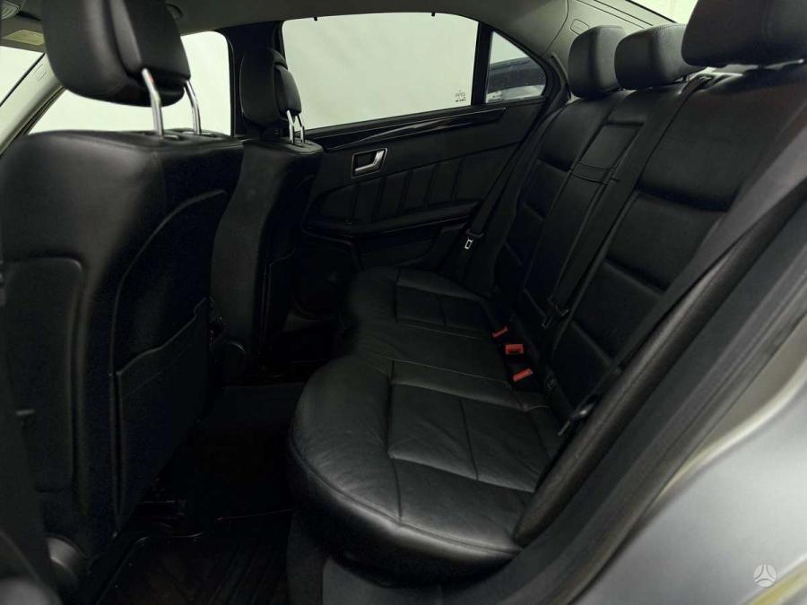 Pelēks Mercedes-Benz E 300 2011 Viļņa, ar dzinēja tilpumu 2.99 L un nobraukumu 246 tūkst. km par 6990 €, foto 12 vietnē AUTOMOTO.COM.LV