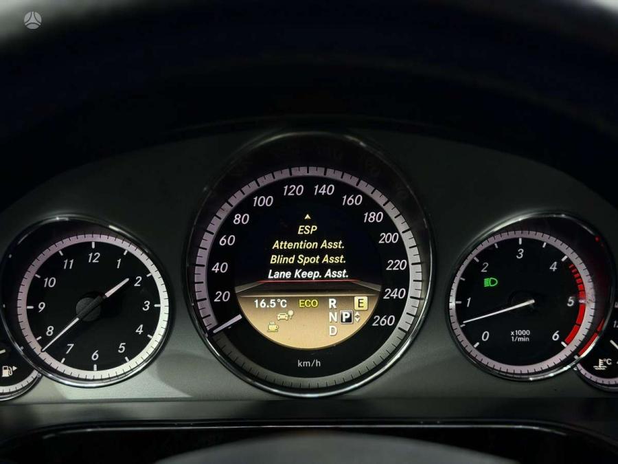 Pelēks Mercedes-Benz E 300 2011 Viļņa, ar dzinēja tilpumu 2.99 L un nobraukumu 246 tūkst. km par 6990 €, foto 29 vietnē AUTOMOTO.COM.LV
