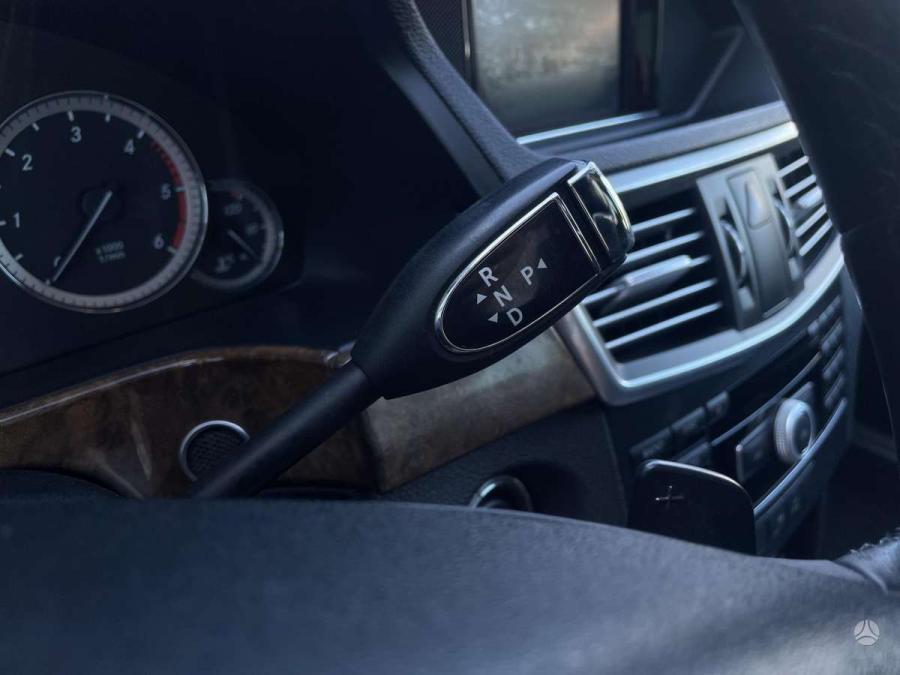 Grey Mercedes-Benz E 300 2011 in Vilnius, with an engine capacity of 3.00 L and mileage of 385 thousand km for 6999 €, photo 19 on AUTOMOTO.COM.LV