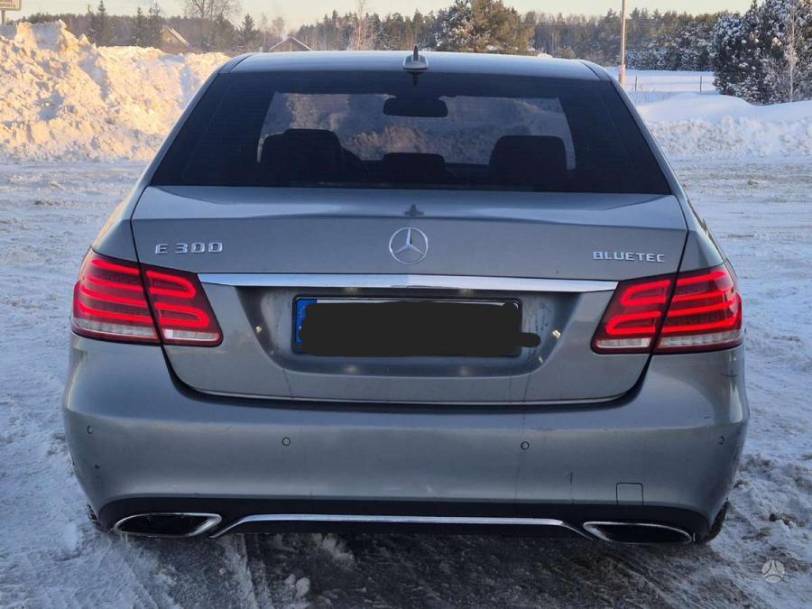 Grey Mercedes-Benz E 300 2013 in Silute, with an engine capacity of 2.99 L and mileage of 398 thousand km for 6600 €, photo 9 on AUTOMOTO.COM.LV