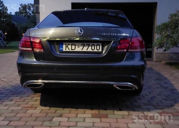 Grey Mercedes-Benz E 300 2013 in Ogre, with an engine capacity of 2.20 L and mileage of 287 thousand km for 10999 €, photo 5 on AUTOMOTO.COM.LV