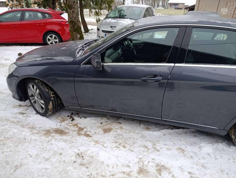 Grey Mercedes-Benz E 300 2014 in Taurage, with an engine capacity of 2.20 L and mileage of 200 thousand km for 4750 €, photo 5 on AUTOMOTO.COM.LV