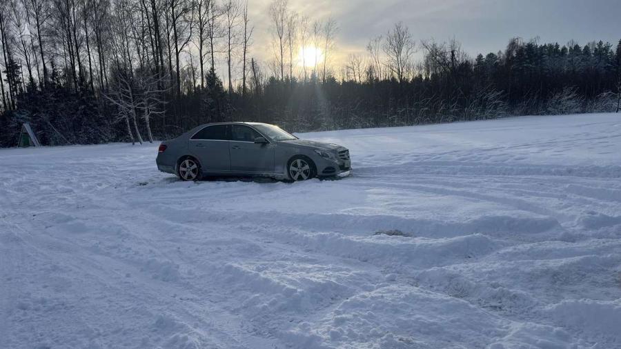 Pelēks Mercedes-Benz E 300 2014 Mažeikiai, ar dzinēja tilpumu 2.99 L un nobraukumu 287 tūkst. km par 13100 €, foto 21 vietnē AUTOMOTO.COM.LV