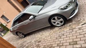 Pelēks Mercedes-Benz E 300 2014 Mažeikiai, ar dzinēja tilpumu 2.99 L un nobraukumu 287 tūkst. km par 13100 €, foto 22 vietnē AUTOMOTO.COM.LV