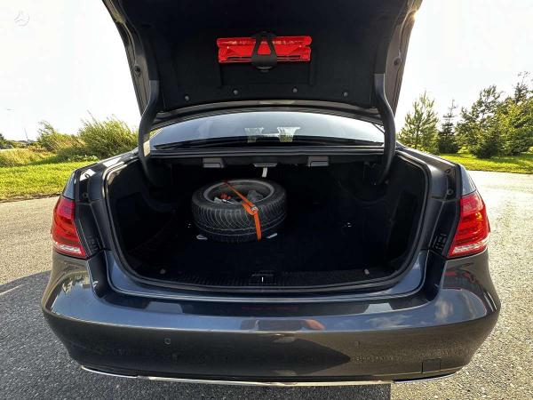 Pelēks Mercedes-Benz E 300 2015 Kauņa, ar dzinēja tilpumu 2.99 L un nobraukumu 336 tūkst. km par 9800 €, foto 6 vietnē AUTOMOTO.COM.LV