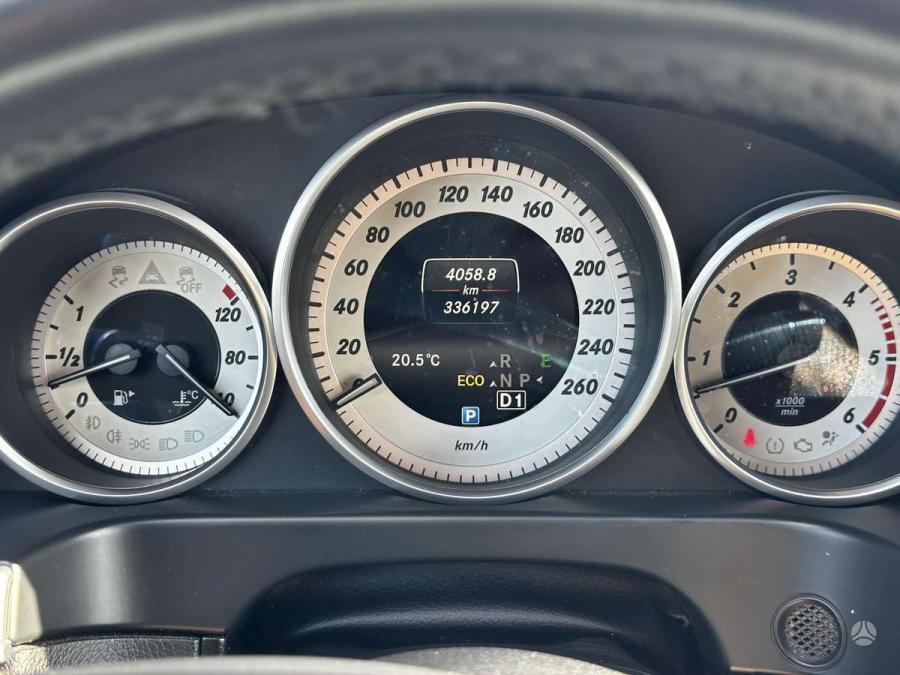 Серый Мерседес Е 300 2015 в Каунас, объемом двигателя 2.99 л и пробегом 336 тыс. км за 9800 €, фото 17 на AUTOMOTO.COM.LV