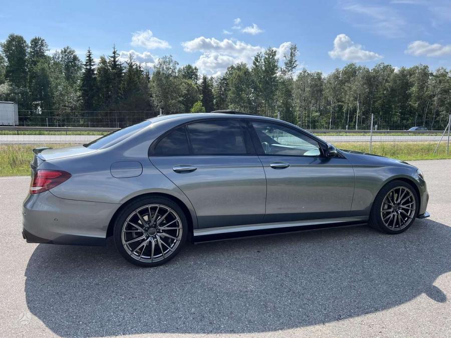 Grey Mercedes-Benz E 300 2017 in Kaunas, with an engine capacity of 1.99 L and mileage of 233 thousand km for 23500 €, photo 4 on AUTOMOTO.COM.LV