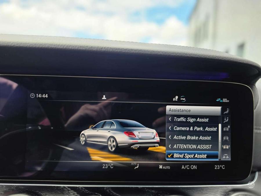 Grey Mercedes-Benz E 300 2019 in Taurage, with an engine capacity of 1.95 L and mileage of 283 thousand km for 20900 €, photo 26 on AUTOMOTO.COM.LV