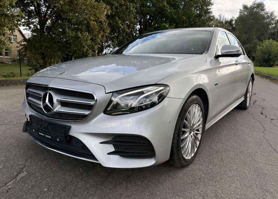 Grey Mercedes-Benz E 300 2019 in Siauliai, with an engine capacity of 1.95 L and mileage of 151 thousand km for 14200 €, photo 4 on AUTOMOTO.COM.LV