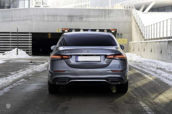 Grey Mercedes-Benz E 300 2021 in Vilnius, with an engine capacity of 1.99 L and mileage of 167 thousand km for 34900 €, photo 3 on AUTOMOTO.COM.LV