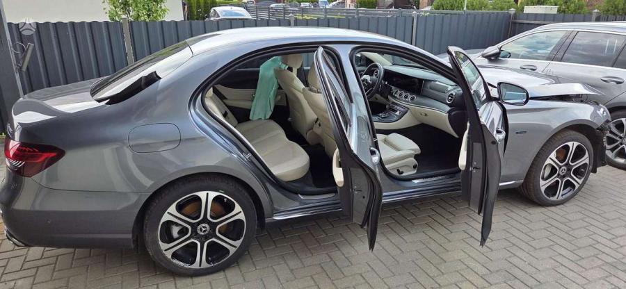 Grey Mercedes-Benz E 300 2021 in Kedainiai, with an engine capacity of 1.99 L and mileage of 70 thousand km for 13400 €, photo 7 on AUTOMOTO.COM.LV